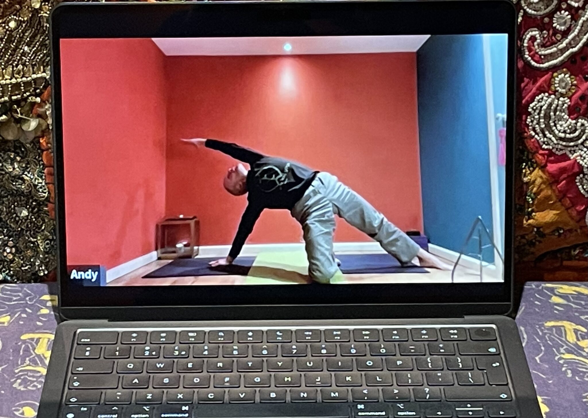 Yoga online – tree and leaf yoga